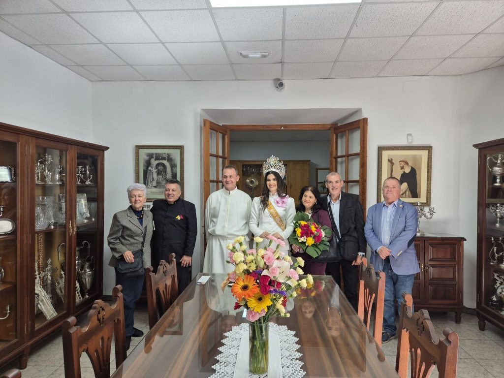 La Reina del Hogar Canario Venezolano visita la Basílica de Candelaria y firma el libro de honor ...